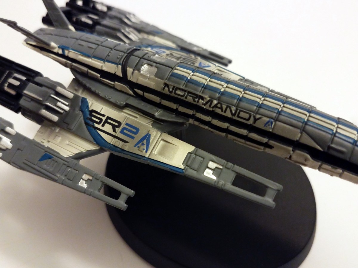 N7 Day! Collectible Review: Mass Effect Normandy SR2 Ship Replica (Dark ...