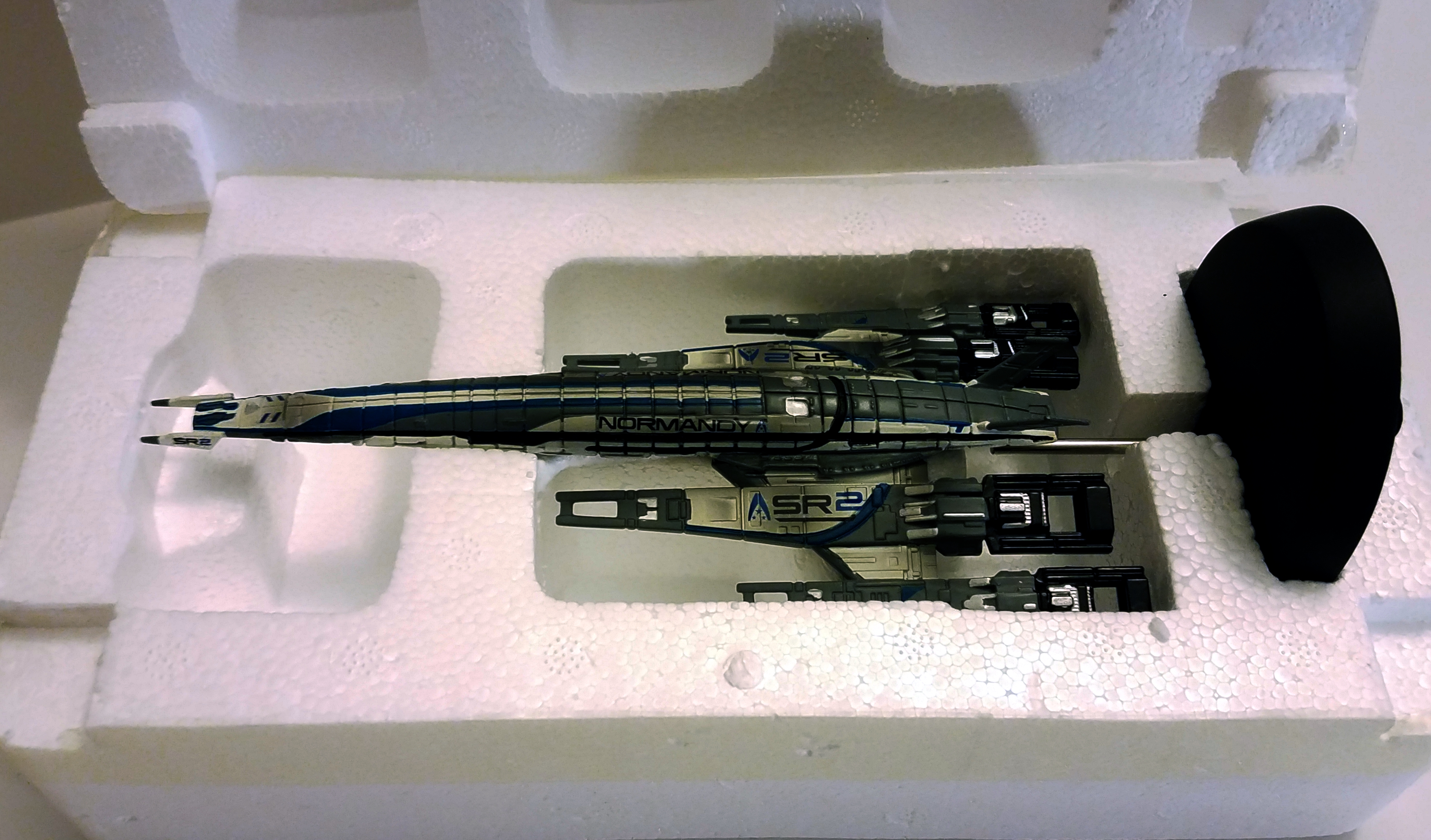 N7 Day! Collectible Review: Mass Effect Normandy SR2 Ship Replica (Dark ...
