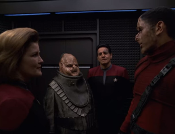 Retro TV Review: Star Trek Voyager SSN 7 Episode Fourteen: The Void ...